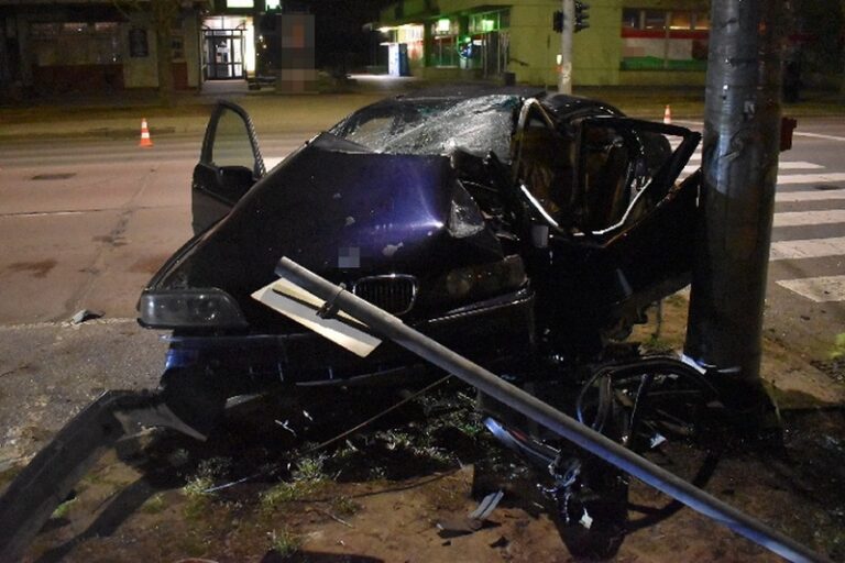 Lámpaoszlopnak csapódott az ittas szolnoki sofőr – Szol24 Lámpaoszlopnak csapódott az ittas szolnoki sofőr – Szol24
