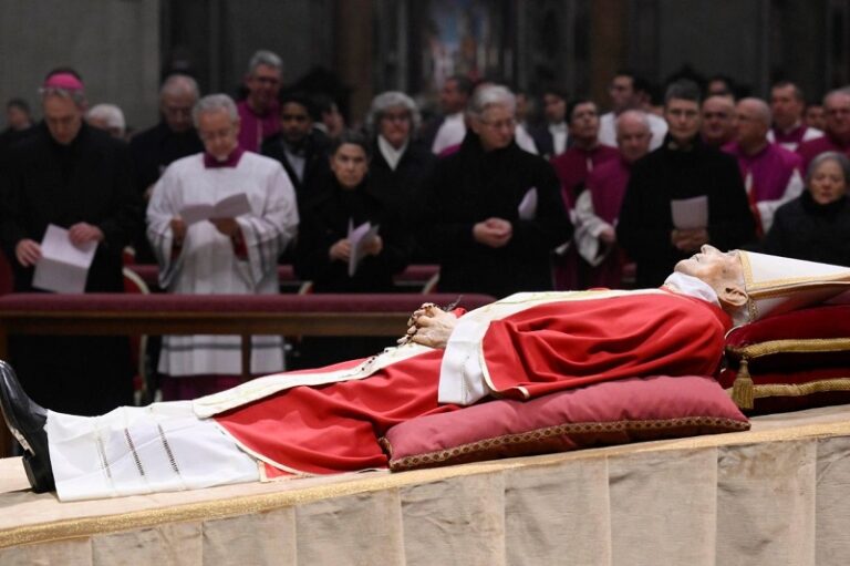 Felravatalozták XVI. Benedek pápát, mától látogatható a nyitott koporsó ...