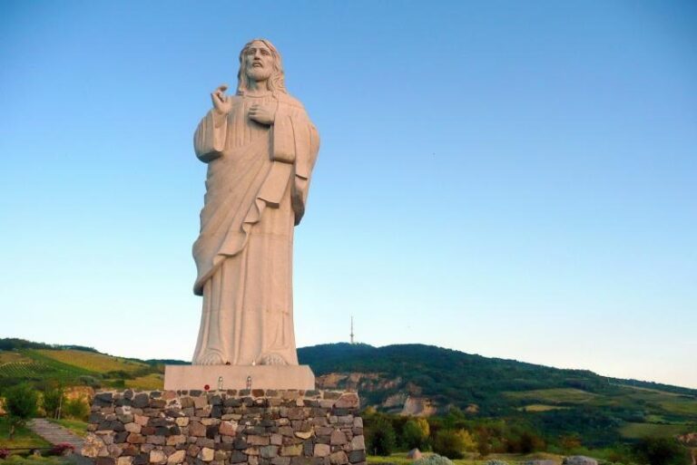 Borsod legszebb helyei – Áldó Krisztus szobor (Tarcal) – Borsod24